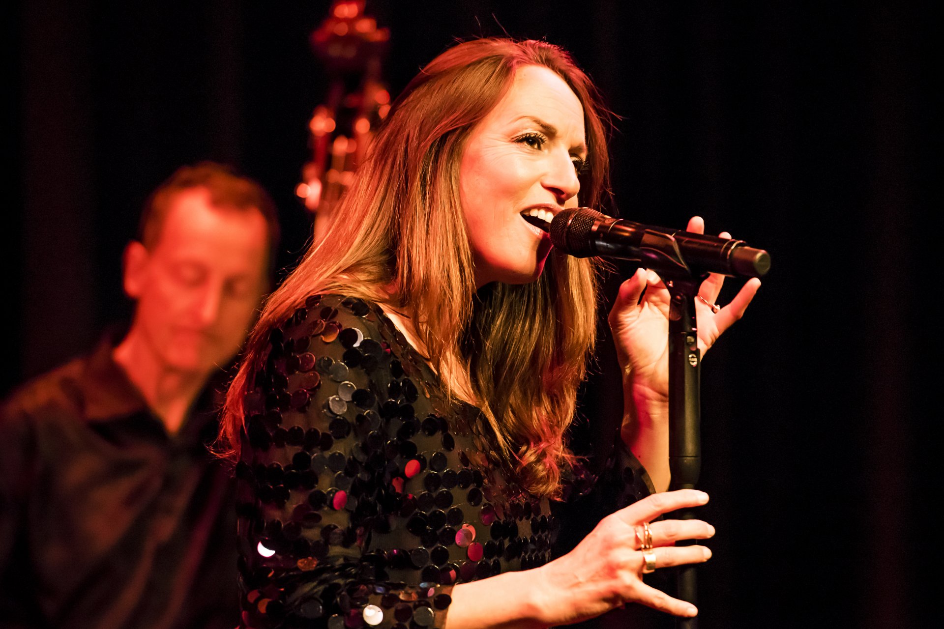 Galerie - Sängerin Maggie Jane und Band