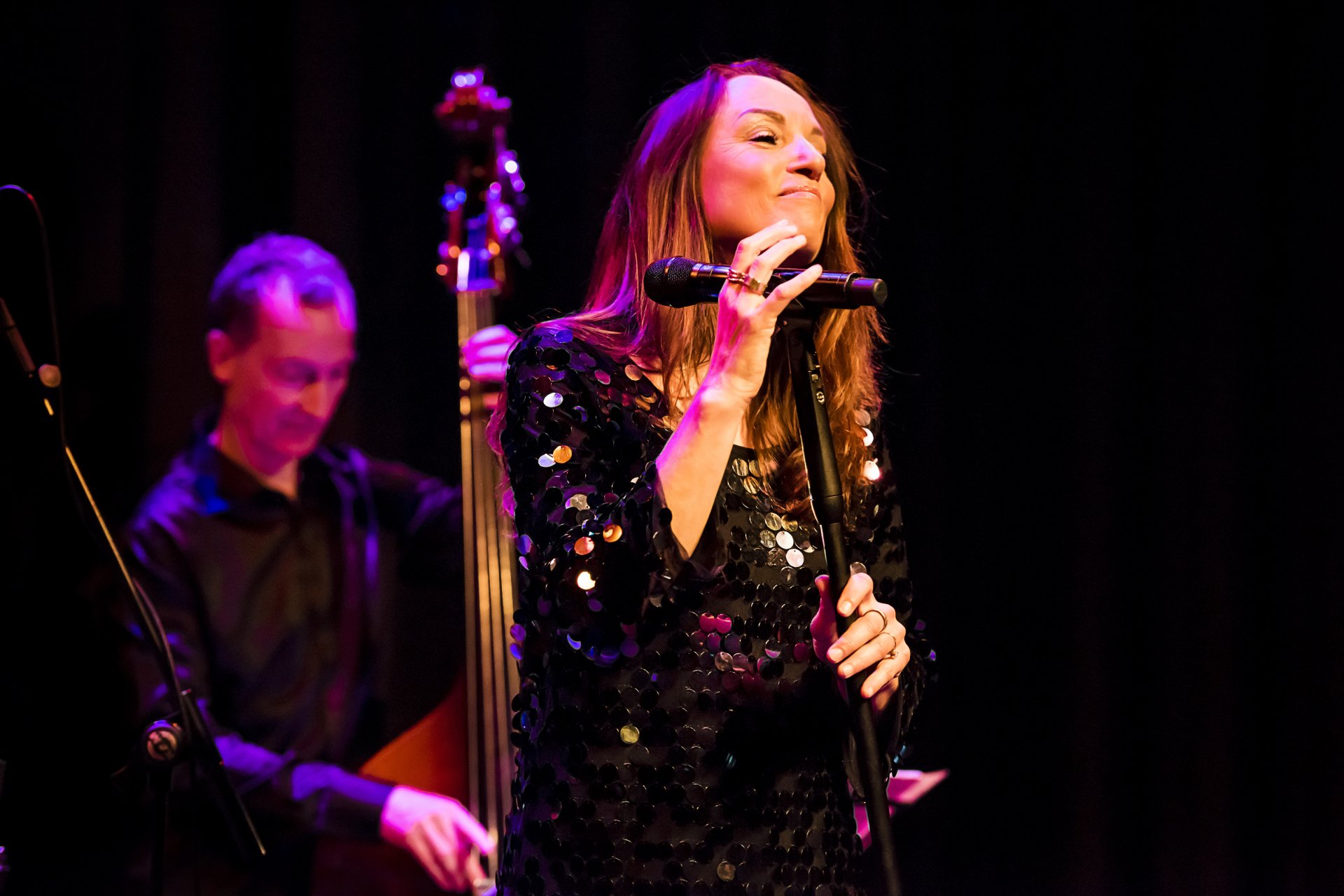 Galerie - Sängerin Maggie Jane und Band