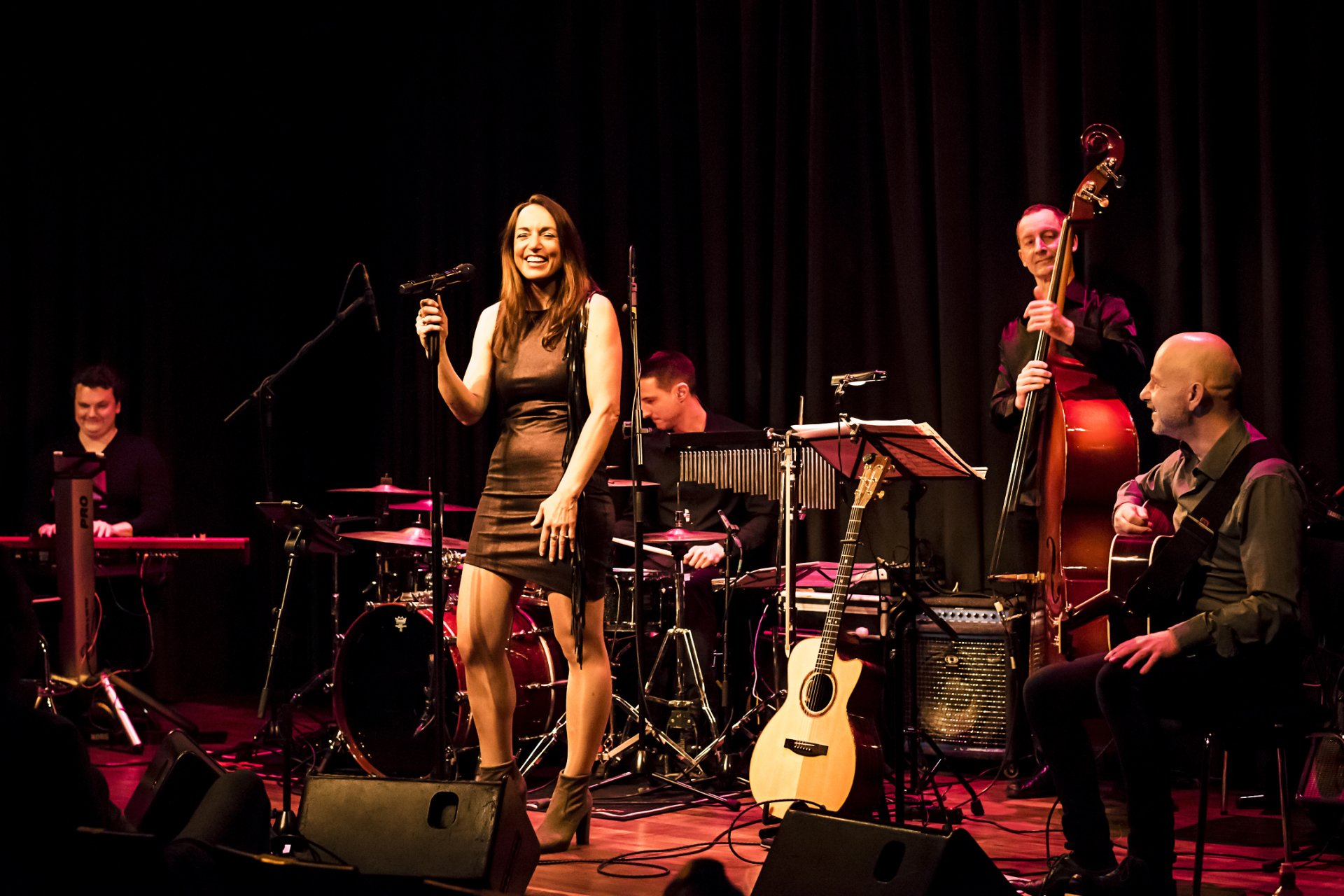 Galerie - Sängerin Maggie Jane und Band