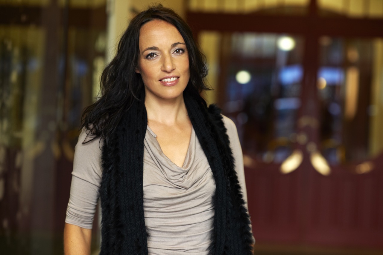 Kontakt - Sängerin Maggie Jane und Band